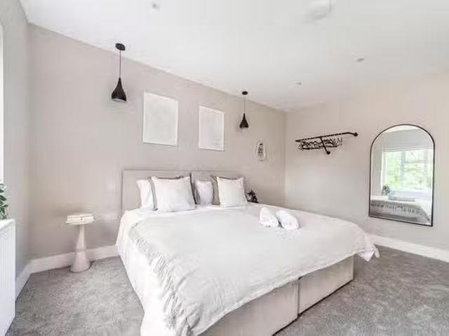 Charming 2 BR The Avenue