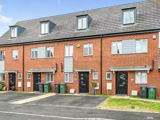 Cozy 3 BA 3 bedroom Mid Terrace House to rent, Thursfield Road.