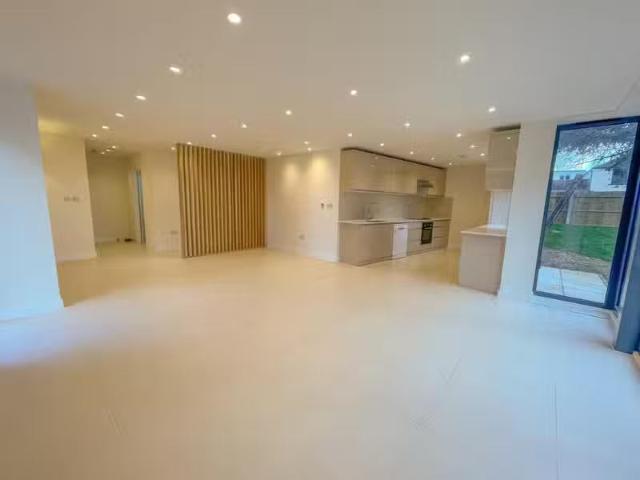 Cheap 3 BA 3 bedroom ground floor flat for rent in Flat 1 Bloc.