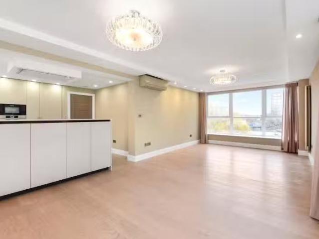 Unique 3 BA 3 bedroom property to let in St. Johns Wood Park.