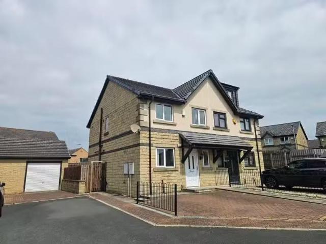 Unique 3 BA 3 bedroom semi detached house for rent in Coleshil.