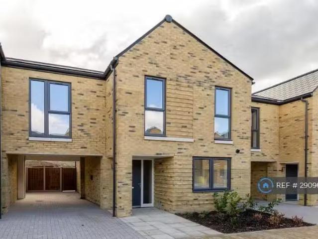 Nice 3 BA 3 bedroom terraced house for rent in Savery Avenue.