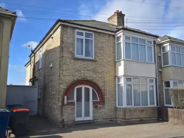 Charming 3 BA 1 bedroom semi detached house for rent in Room 1.