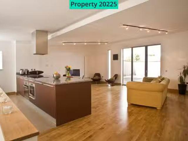 For Rent! 3 BA 2 bedroom apartment for rent in Christ's Lane.