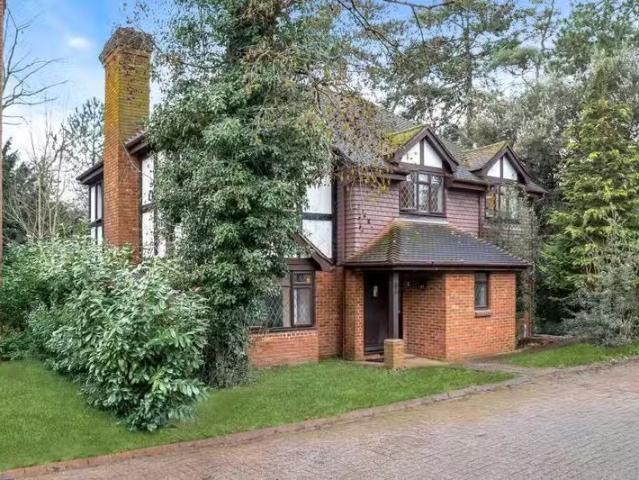 Charming 3 BA 4 bedroom detached house for rent in Chadworth W.