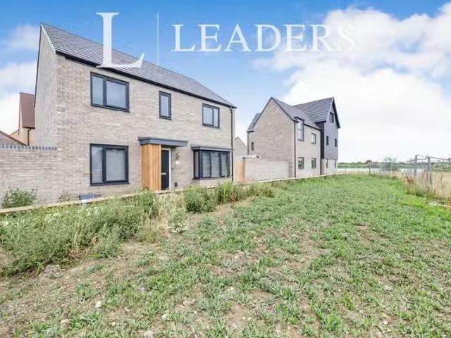 Charming 3 BA 4 bedroom detached house for rent in Longhorn Cl.