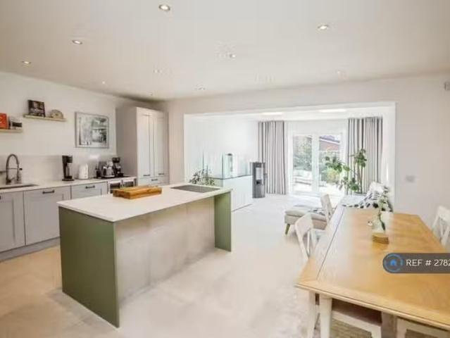 Cozy 3 BA 4 bedroom detached house for rent in Rhodfa Gladston.