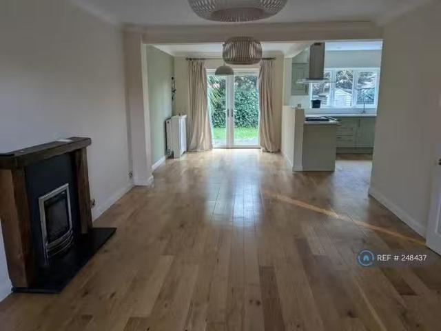 New 3 BA 4 bedroom detached house for rent in Sir Henry Parkes.