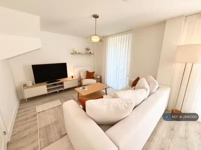 Cheap 3 BA 4 bedroom end of terrace house for rent in Parkes A.