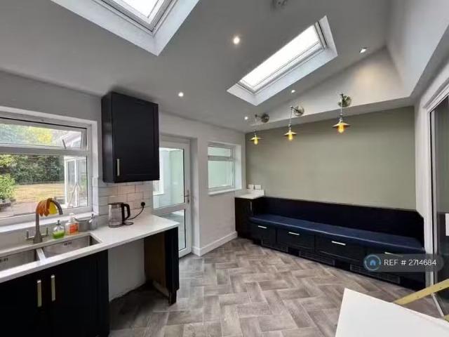 New 3 BA 4 bedroom end of terrace house for rent in Silksby St.