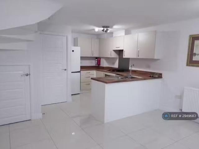 Nice 3 BA 4 bedroom semi detached house for rent in Burroughs.