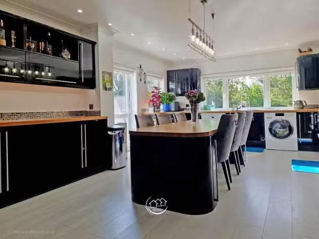 For Rent! 3 BA 4 bedroom semi detached house for rent in Hadle.