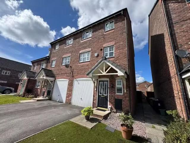 New 3 BA 4 bedroom town house for rent in Grundy Road, Farnwor.