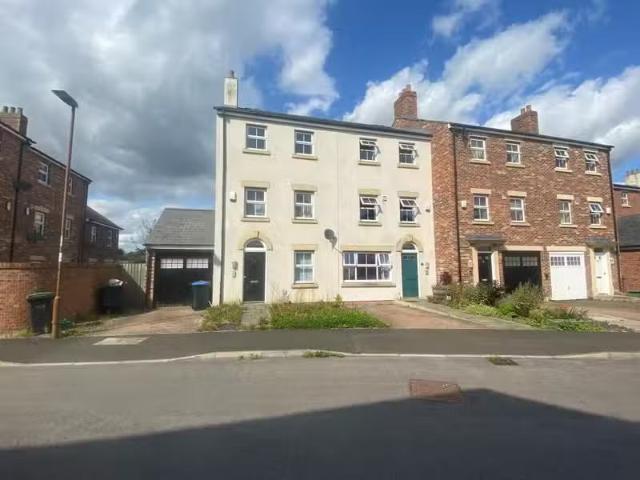 Charming 3 BA 4 bedroom town house for rent in Kirkwood Drive.