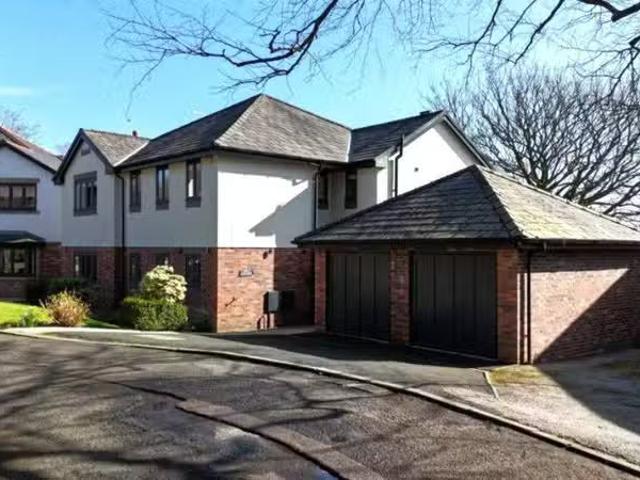 Charming 3 BA 5 bedroom detached house for rent in Castledene.