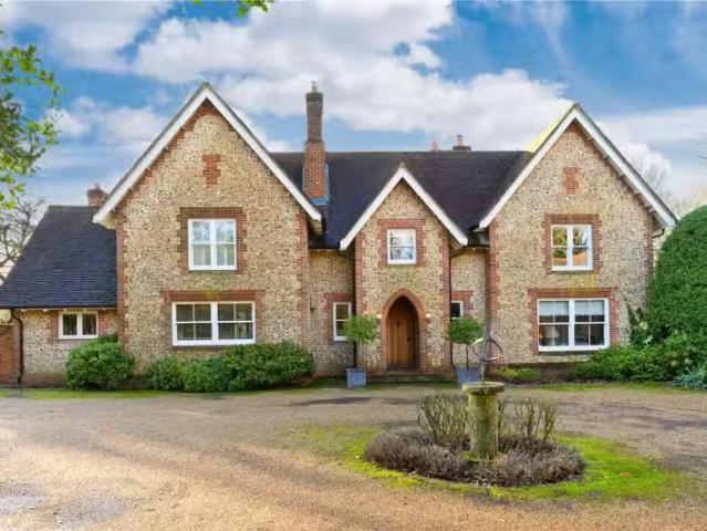 Charming 3 BA 5 bedroom detached house for rent in Shalden Gre.