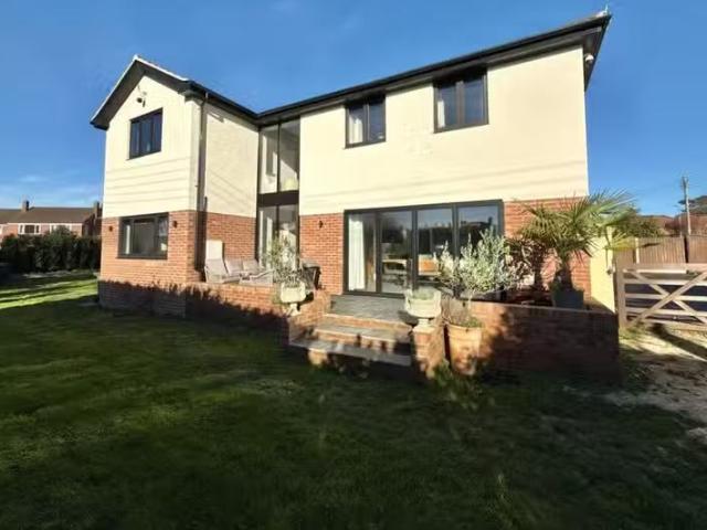 Just in! 3 BA 5 bedroom detached house for rent in Southern Ye.