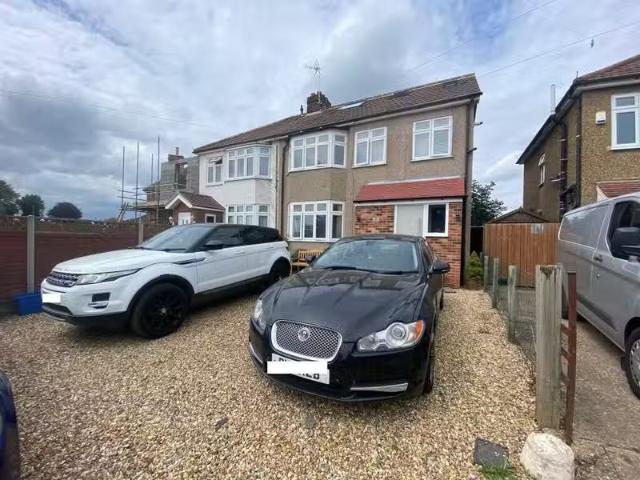 Rental! 3 BA 5 bedroom house for rent in Old House Lane, Roydo.