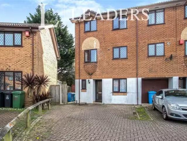 Just in! 3 BA 5 bedroom terraced house for rent in Baverstock.