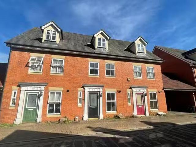 Nice 3 BA 5 bedroom terraced house for rent in Hatcher Crescen.
