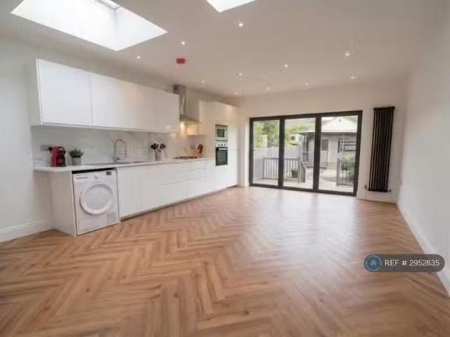 Nice 3 BA 5 bedroom terraced house for rent in Southfield Road.