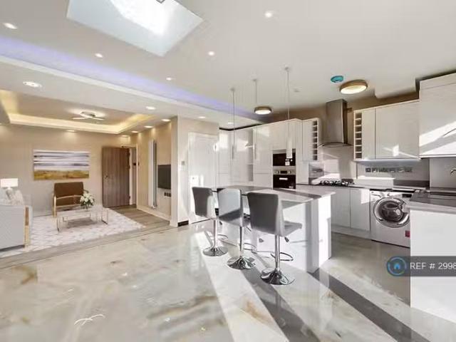 Unique 3 BA 6 bedroom end of terrace house for rent in Bawdsey.