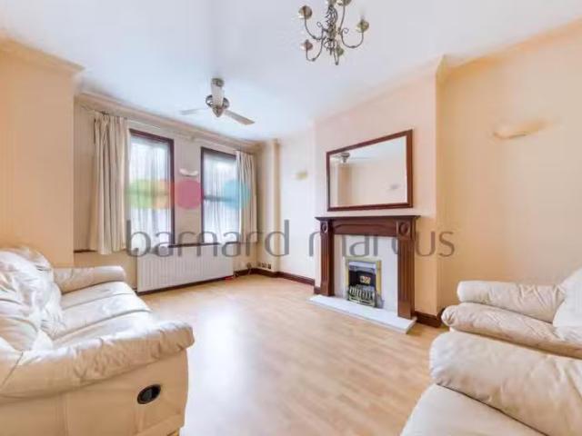 Deal! 3 bedroom terraced house for rent in Silverleigh Road, T.