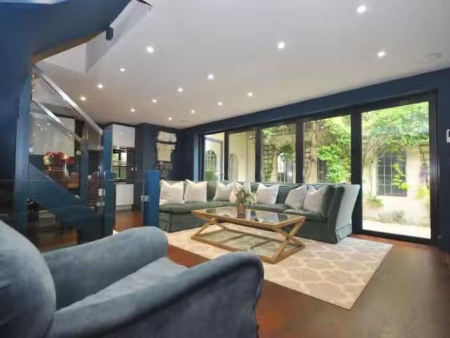 Unique 3 bedroom town house for rent in Bath Road, Cheltenham.