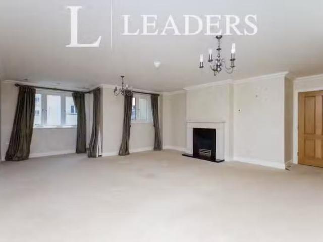Charming 3 bedroom apartment for rent in The Mansions, BN21