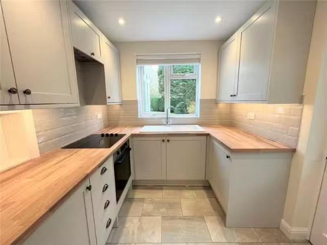 Cozy 3 bedroom detached house for rent in Bath Road, Bradford.