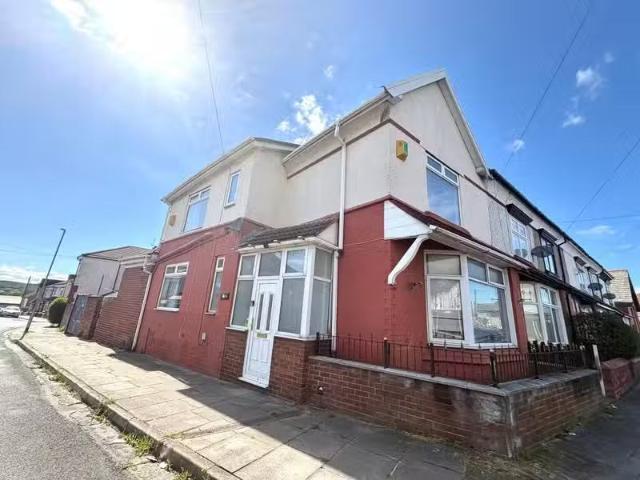 For Rent! 3 bedroom end of terrace house for rent in Balfour R.