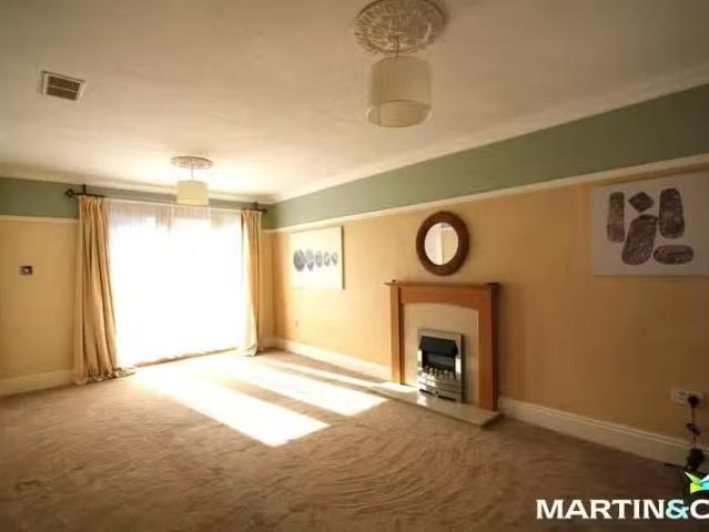 Rental! 3 bedroom end of terrace house for rent in Leahurst Cr.