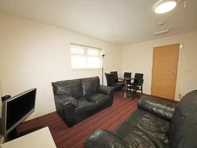Cheap 3 bedroom flat for rent in Cardigan Road, Winton, Bourne.