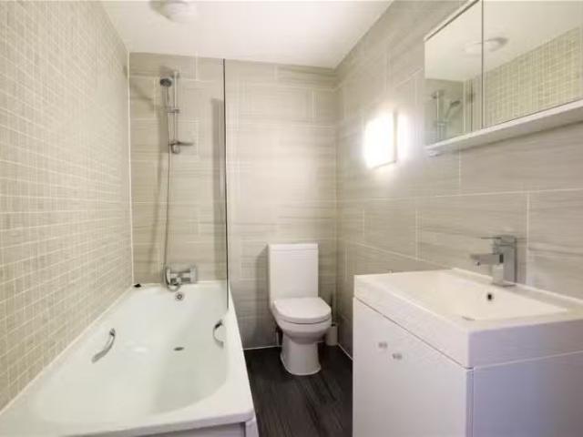 For Rent! 3 bedroom flat for rent in Hale Way, Frimley, GU16