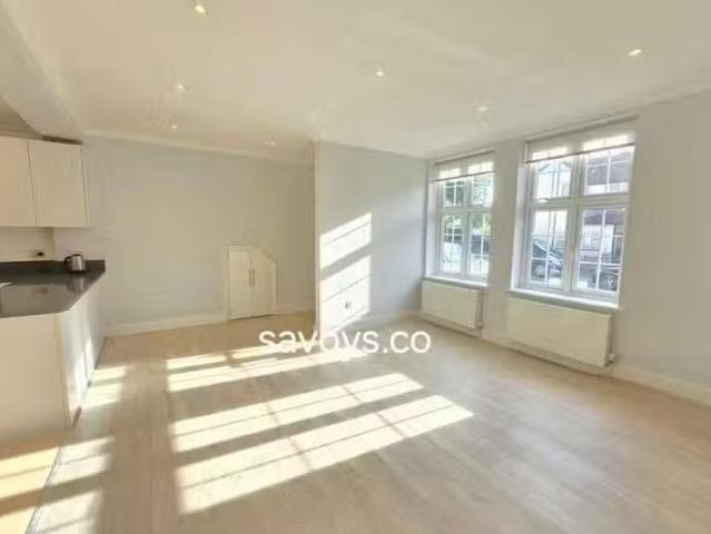 Rental! 3 bedroom flat to rent in Ashbourne Avenue, London