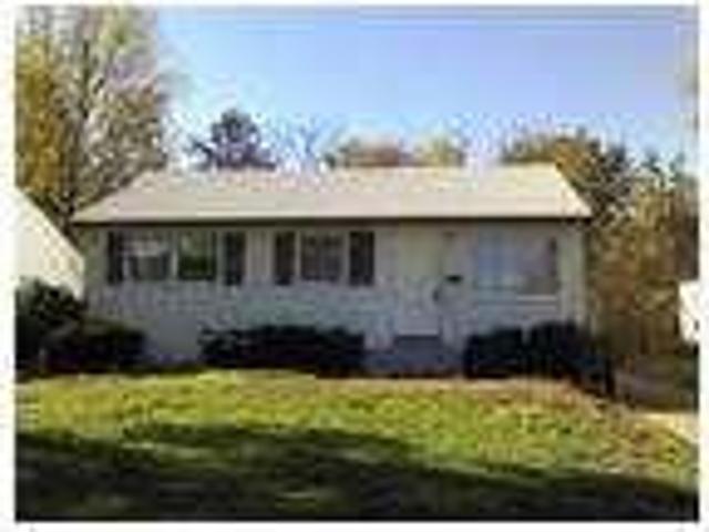 Nice 3 bedroom house with new flooring and refrigerator/stove included