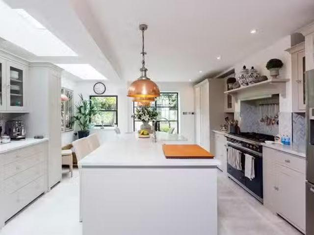 Deal! 3 BR 3 rooms apartment in Parsons Green