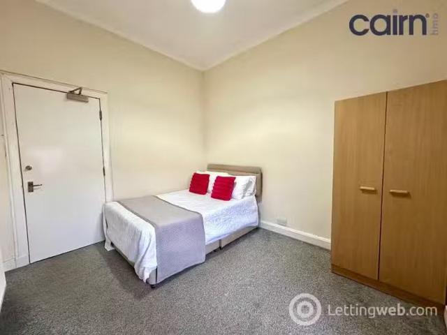 Cozy 3 BR Property to rent in Dowanhill Street, Hyndland, Glas.