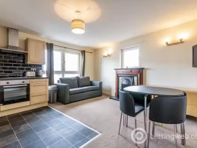 Unique 3 BR Property to rent in St Clair Street, Edinburgh, EH6