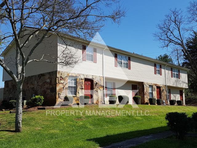 Nice 3Bd 1.5 Townhouse in WEST KNOX off Cedarbluff! END UNIT!