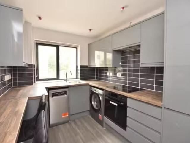 Deal! 4 BA 4 bedroom detached house for rent in Gibson Road, C.