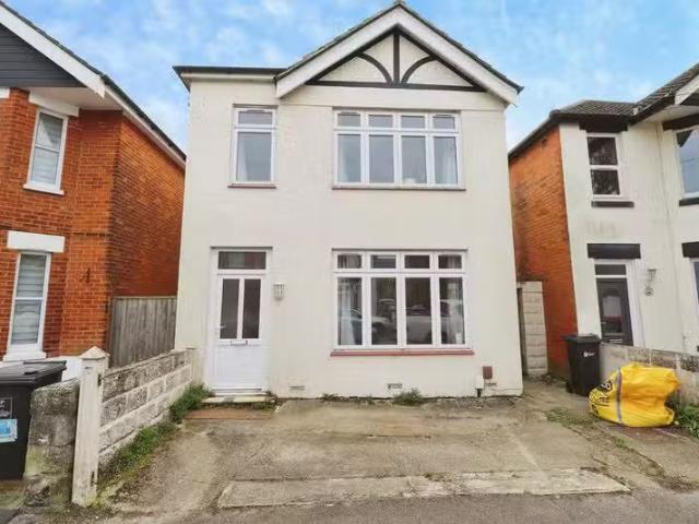 Just in! 4 BA 4 bedroom detached house for rent in Grants Aven.