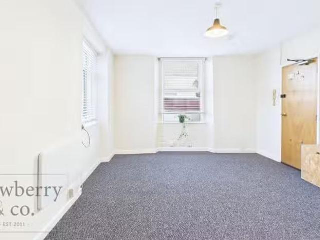 Nice 4 BA 4 bedroom house of multiple occupation for rent in 3.