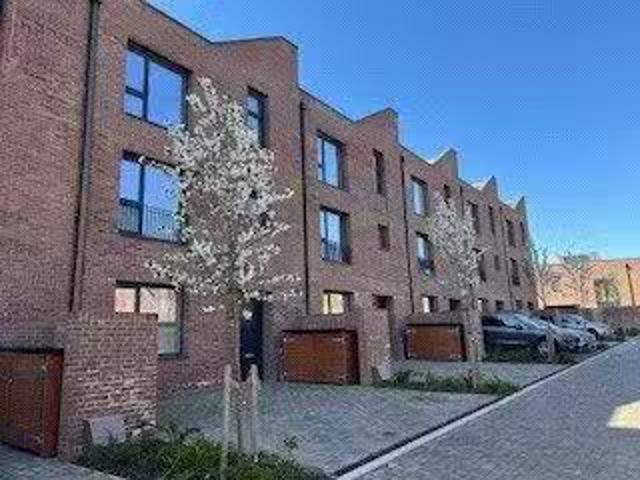 Nice 4 BA 4 bedroom terraced house for rent in Russell Mews, B.