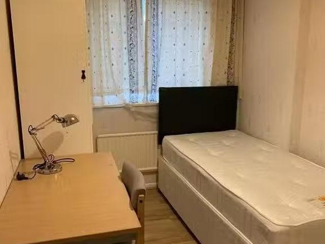 Cheap 4 BA 5 bedroom detached house for rent in 20 Aldrin Way.