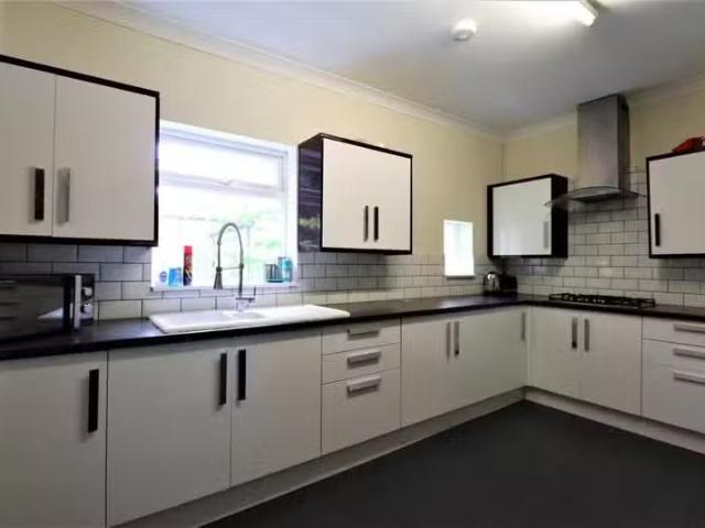 Cheap 4 BA 5 bedroom semi detached house for rent in Reservoir.