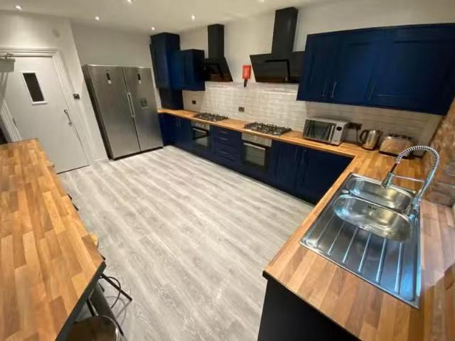 Rental! 4 BA 9 bedroom semi detached house for rent in Brompto.