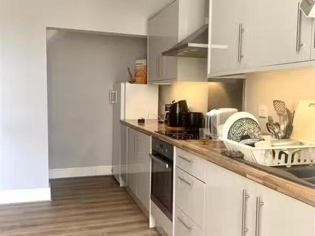 Cozy 4 bedroom terraced house for rent in Lawn Road, Bristol.
