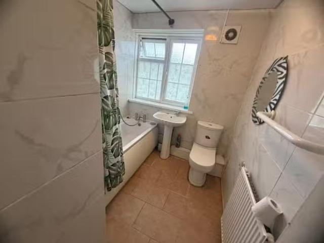 For Rent! 4 bedroom terraced house for rent in Salop Street.