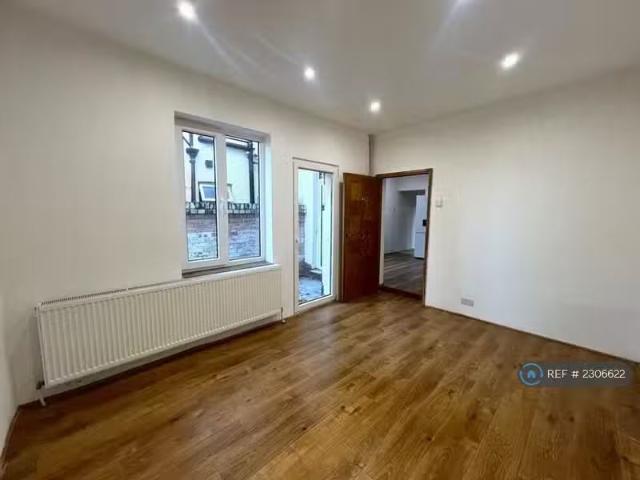 Nice 4 bedroom terraced house for rent in St. Marks Road, Mitc.
